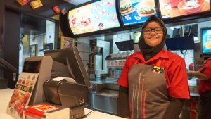 Job Overview of McDonald's Cashier: Responsibilities, Salary and More ...